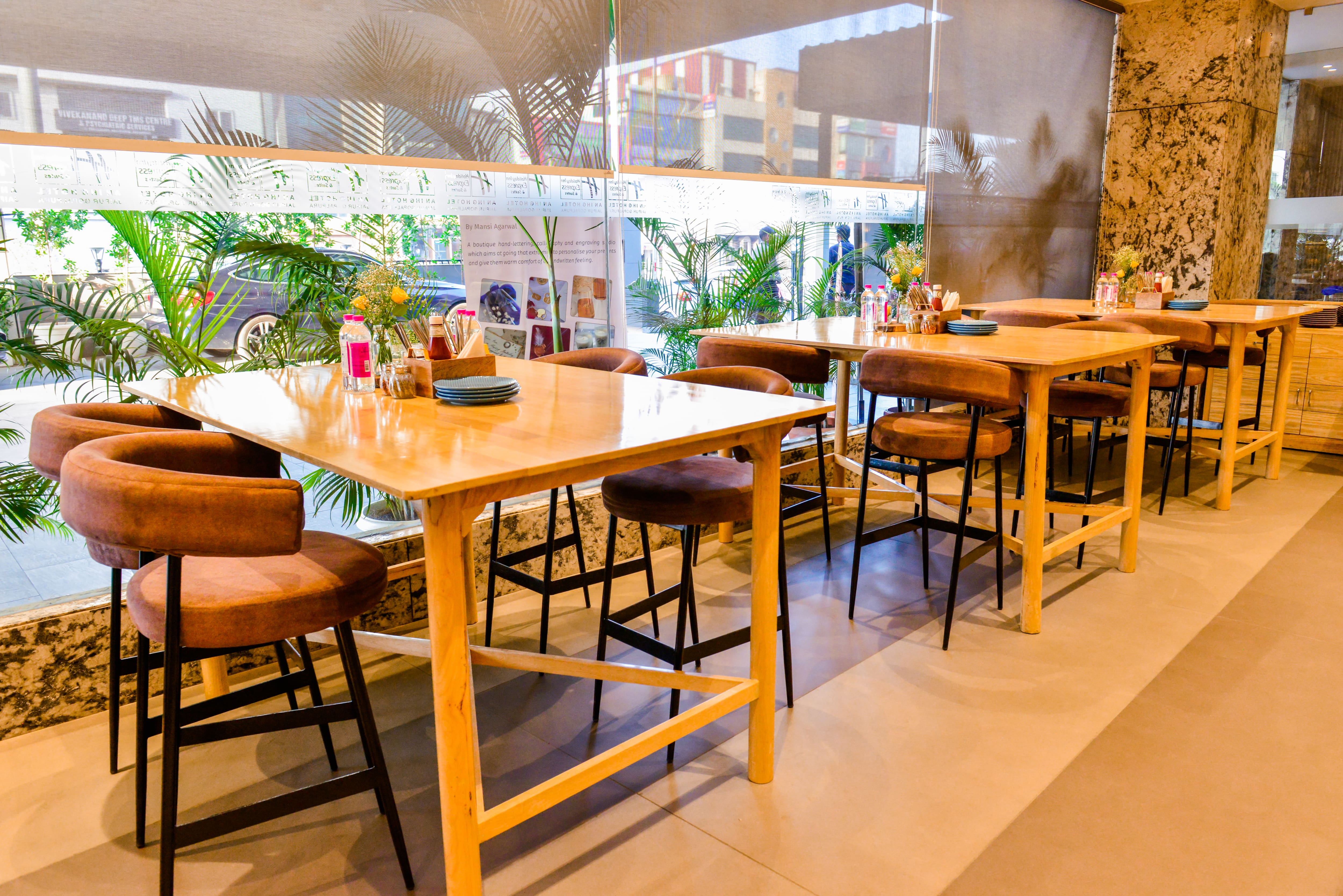 Book table and online reservation at Nosh 24*7 - Holiday Inn Express ...