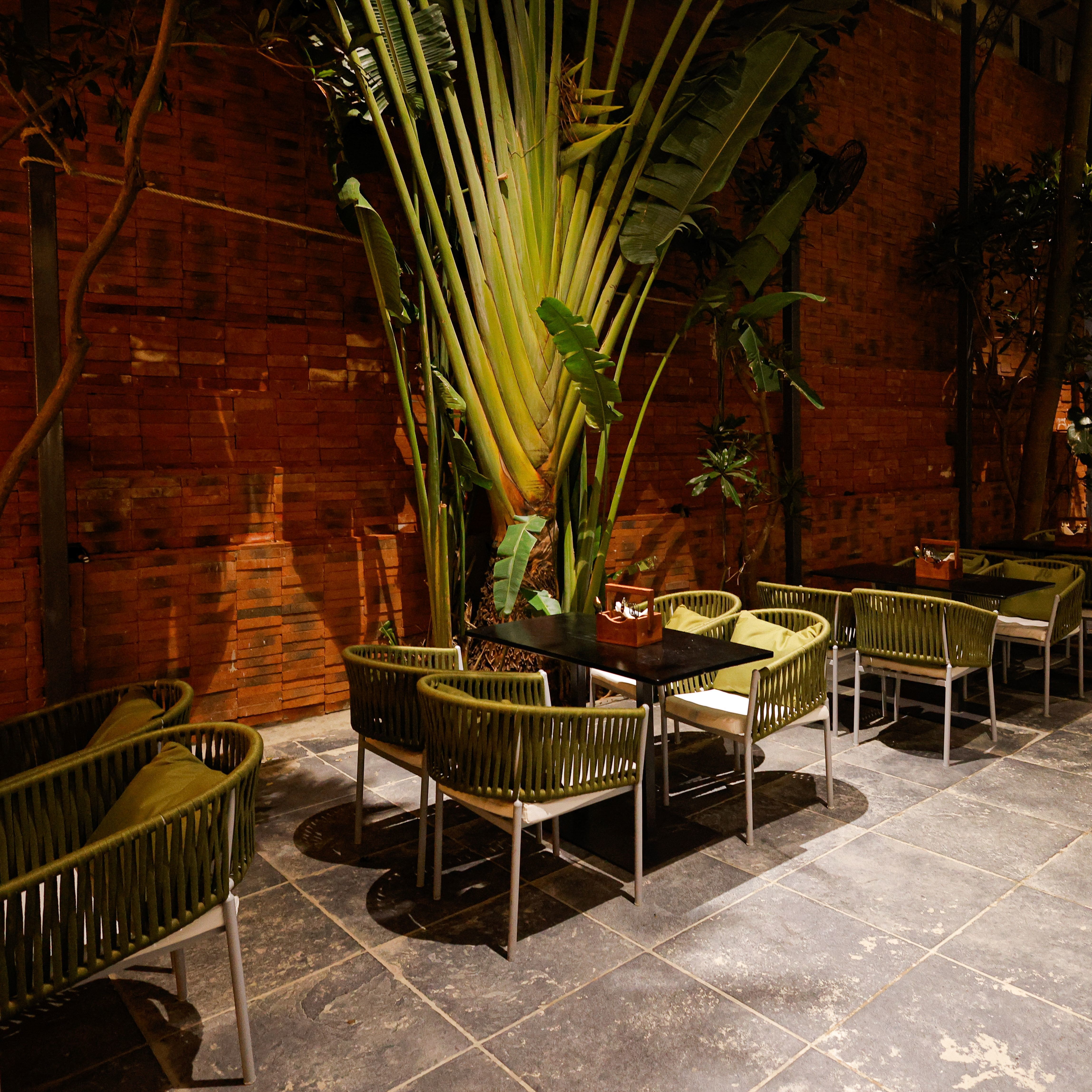 Book table and online reservation at Etsi Cafe BakeHouse Chocolatier ...