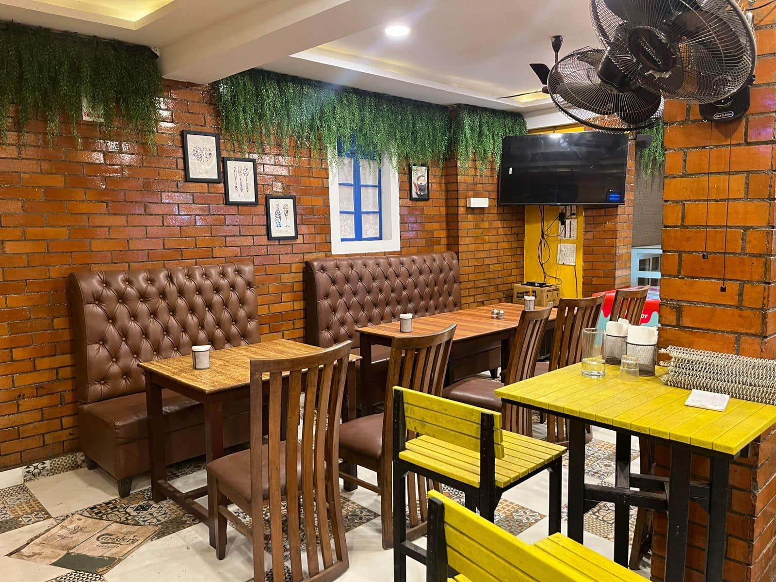 Book table and online reservation at Bharat Bar And Restaurant, Baga, Goa