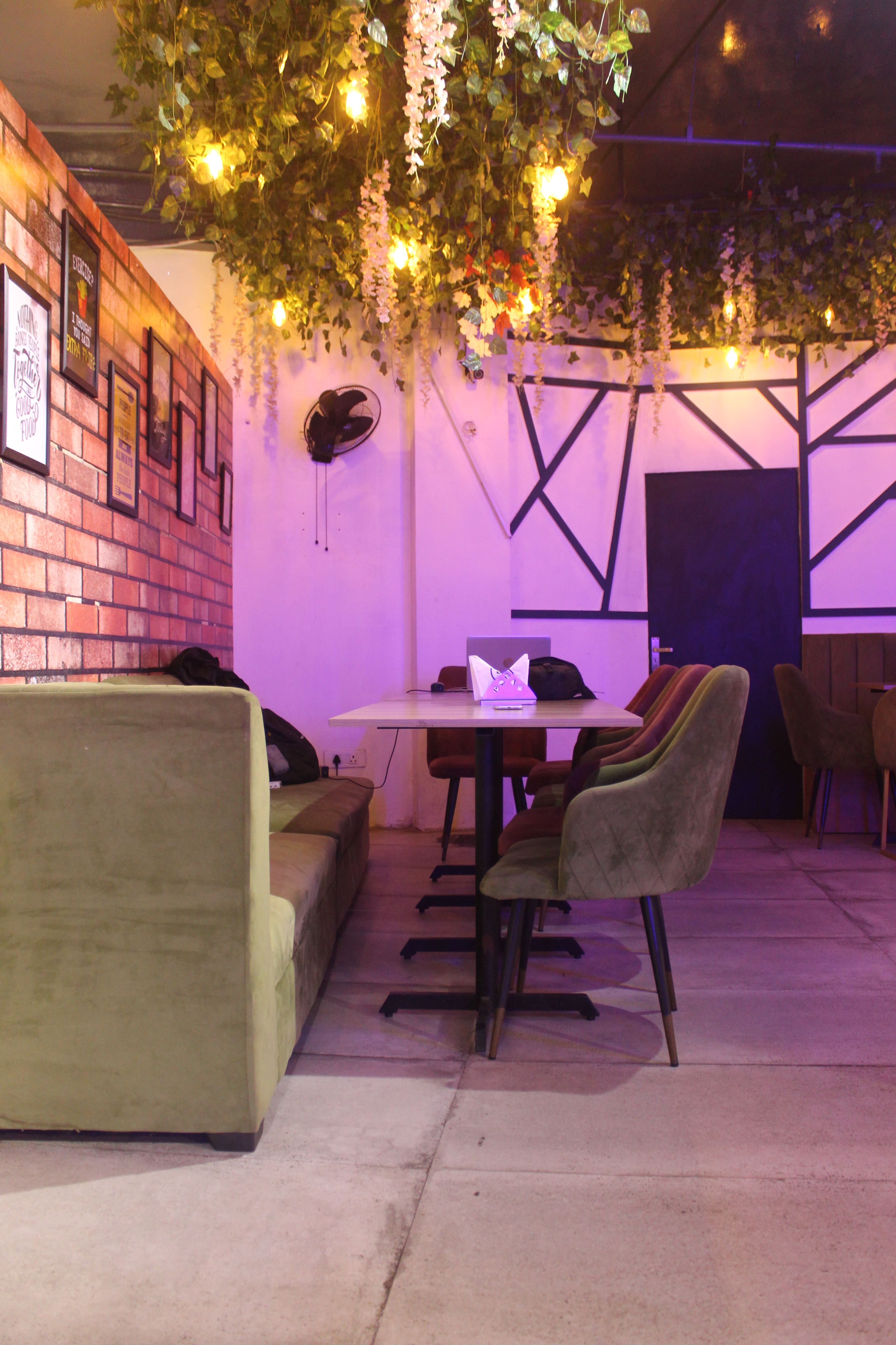 Emoji Restro & Cafe, Indirapuram, Ghaziabad | Zomato