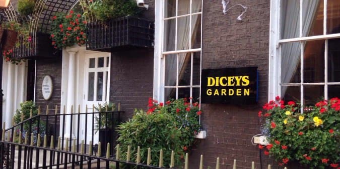 Diceys Garden Bar, South City East, Dublin - Zomato Irlanda