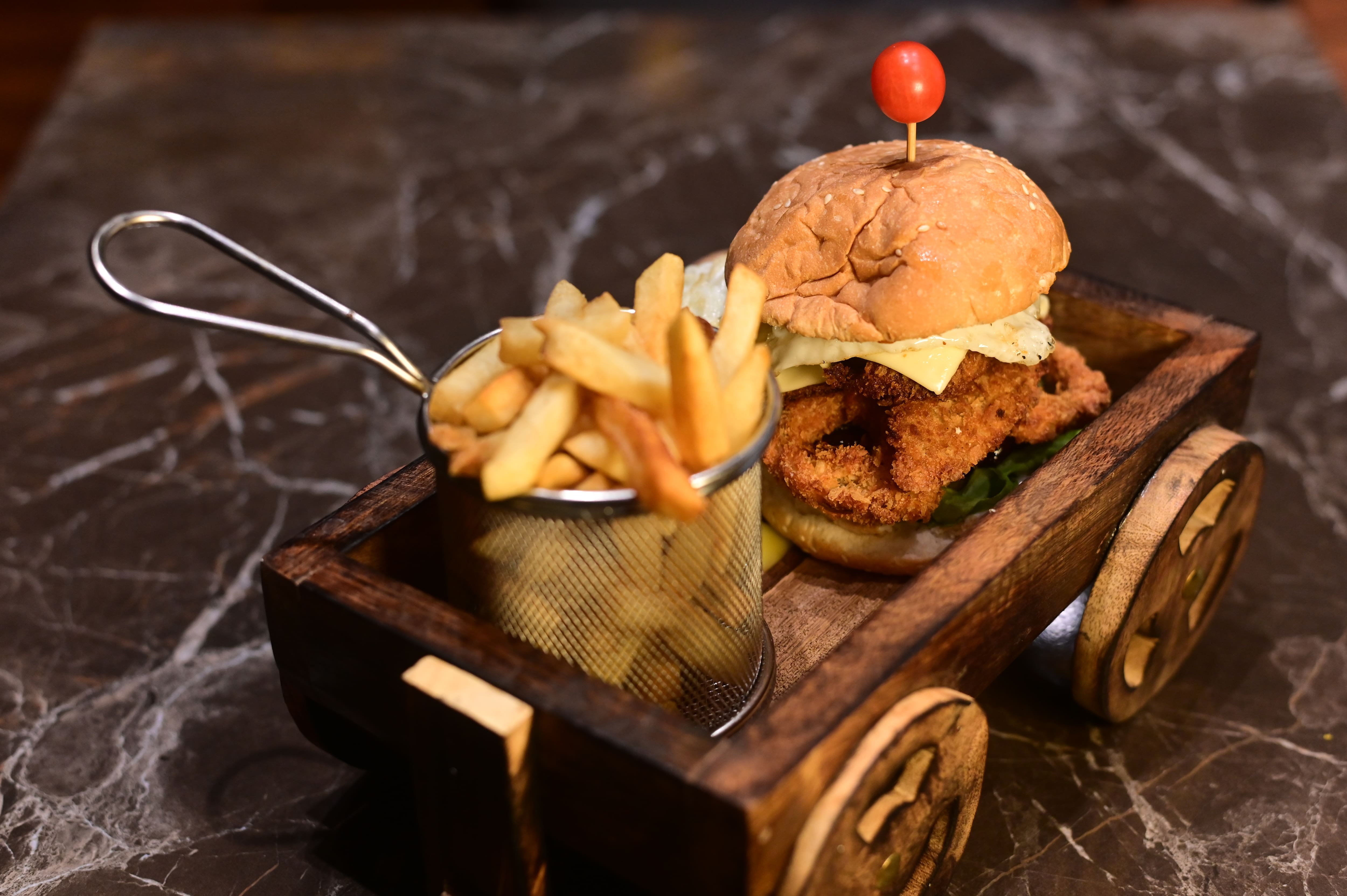 Book table and online reservation at Sphinx Lounge, Dum Dum, Kolkata